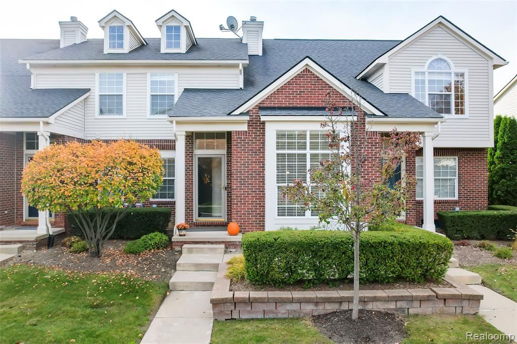 31204 Alexa Drive, Walled Lake, MI 48390 | MLS ID 20251046215 ...