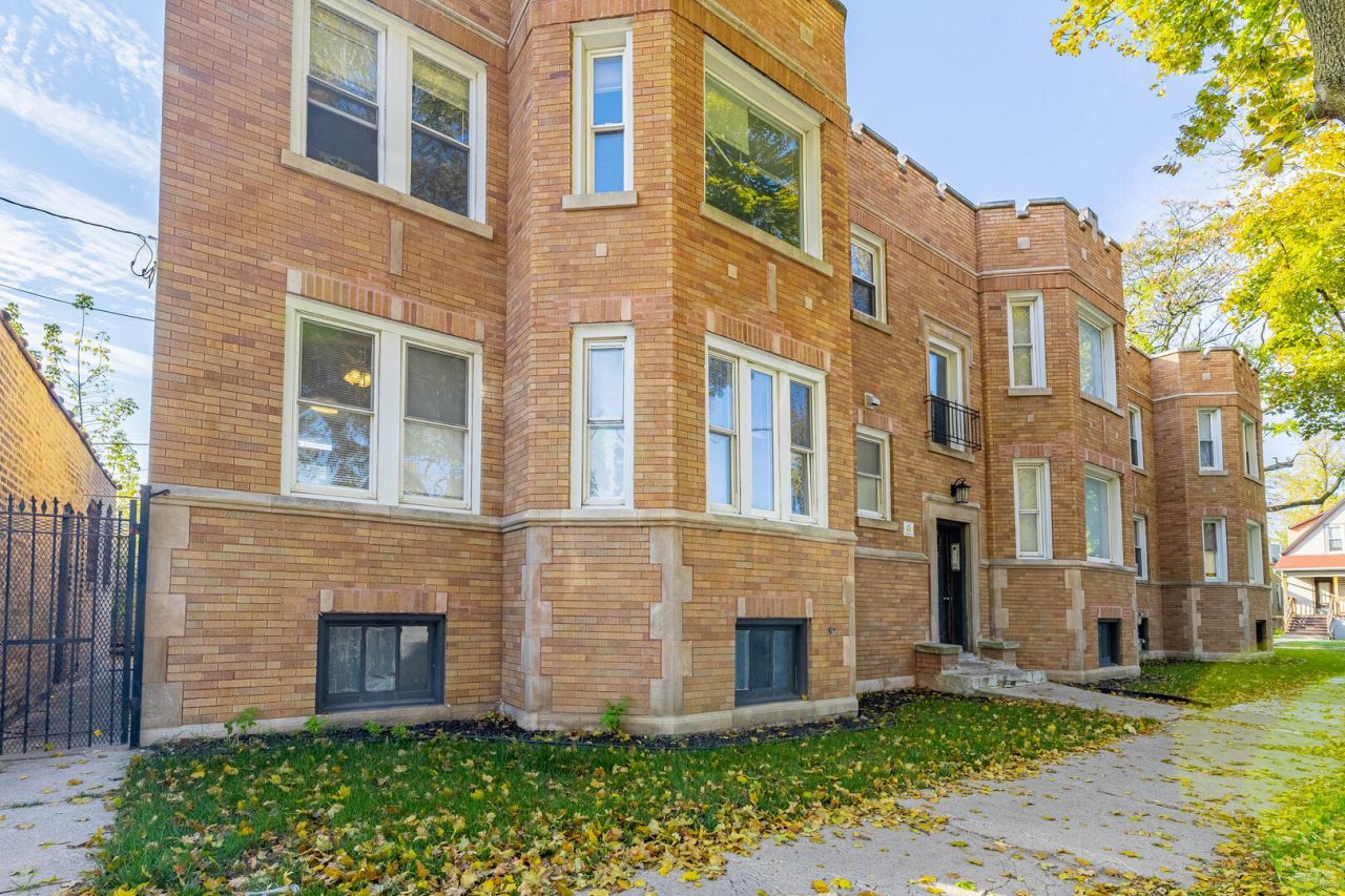 2453 W 56th Street, Unit R1, Chicago, IL 60629 | MLS ID 12520543 ...