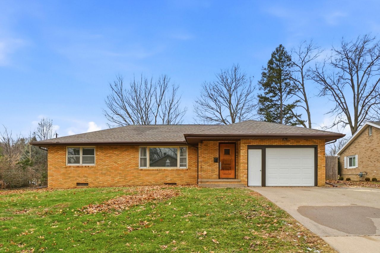 2000 Circle Dr, Muscatine, IA 52761 | MLS ID 26-1 - Ruhl&Ruhl Realtors