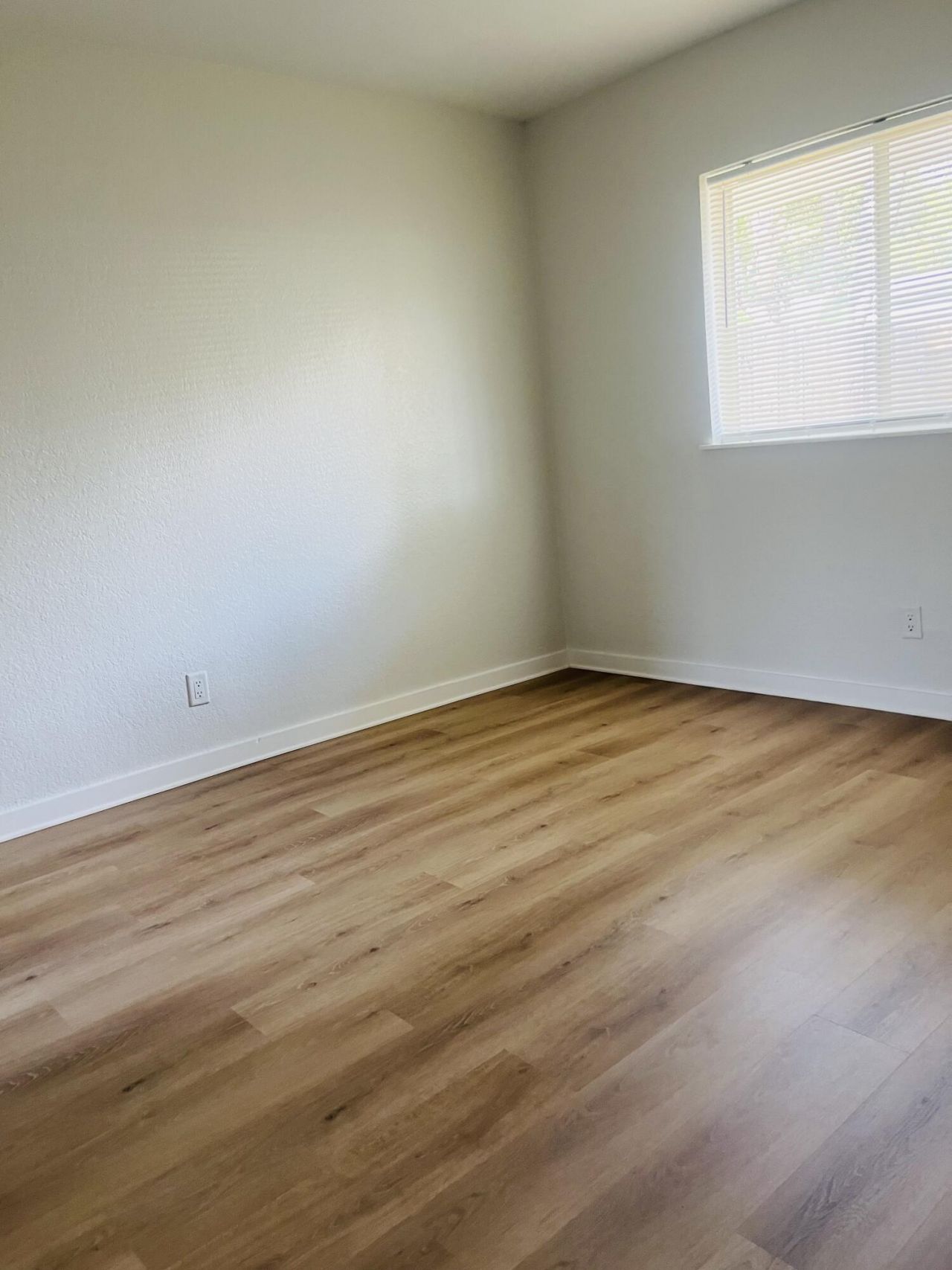 590 NW 40th Court, Unit B, Oakland Park, FL 33309 | MLS ID B26033767 ...