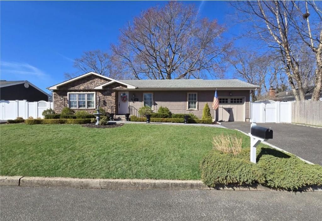 1568 CARL AVENUE , HOLBROOK, NY 11741 | cbamhomes.com | MLS ID 838094