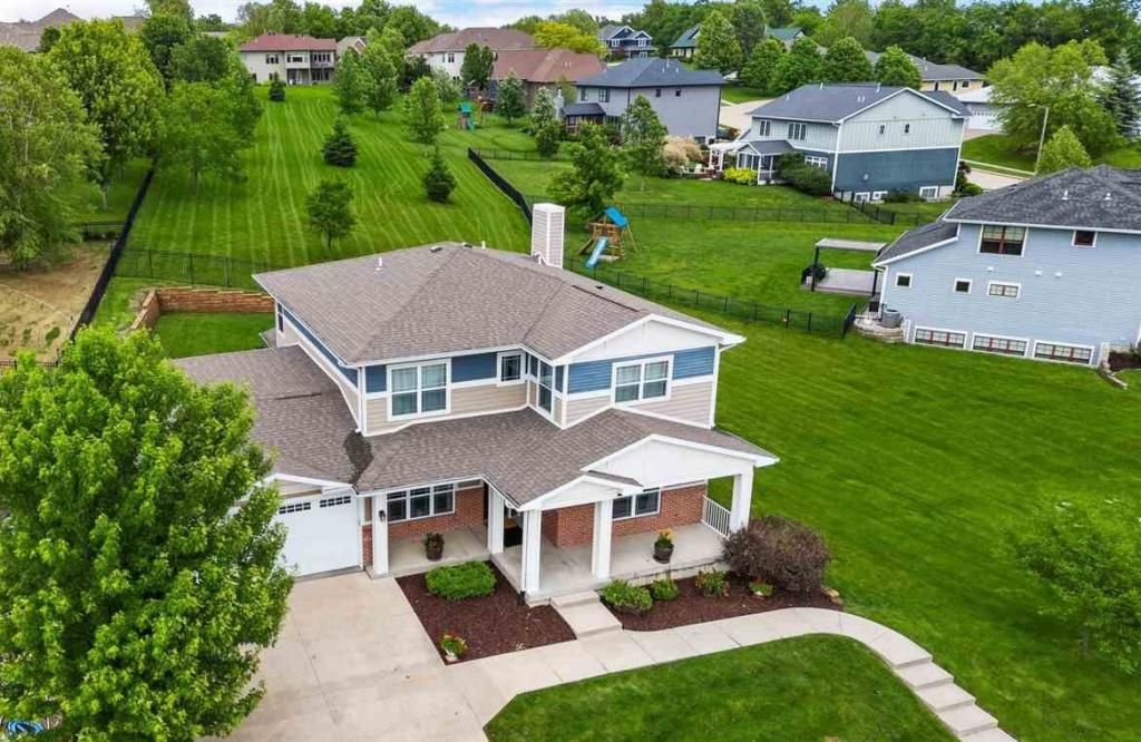 917 ROBIN RD., IOWA CITY, IA 52246 | ruhlhomes.com | MLS ID 202502958