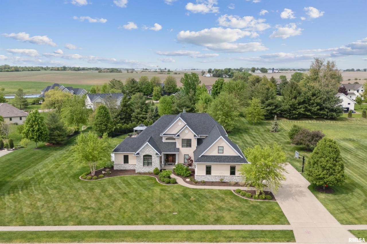 2250 E LOMAR STREET, ELDRIDGE, IA 52748 | ruhlhomes.com | MLS ID QC4263247