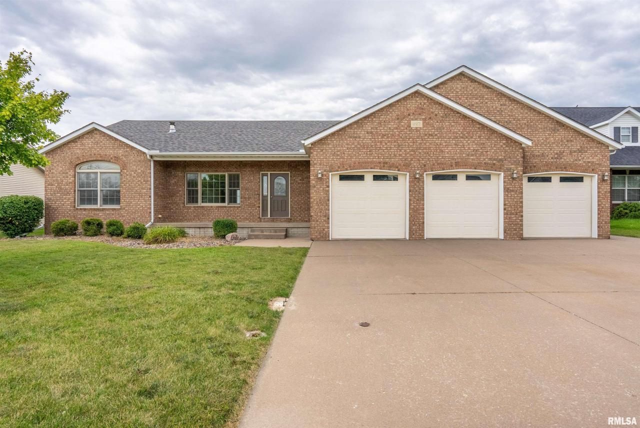 922 W SCOTT STREET, ELDRIDGE, IA 52748 | ruhlhomes.com | MLS ID QC4265264