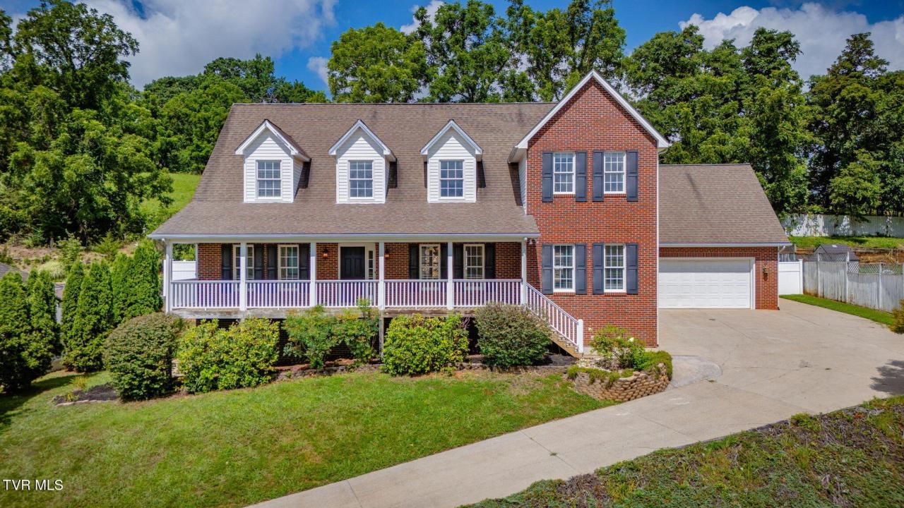 702 GLEN OAKS PLACE, JOHNSON CITY, TN 37615 | crye-leike.com | MLS ID 9983153